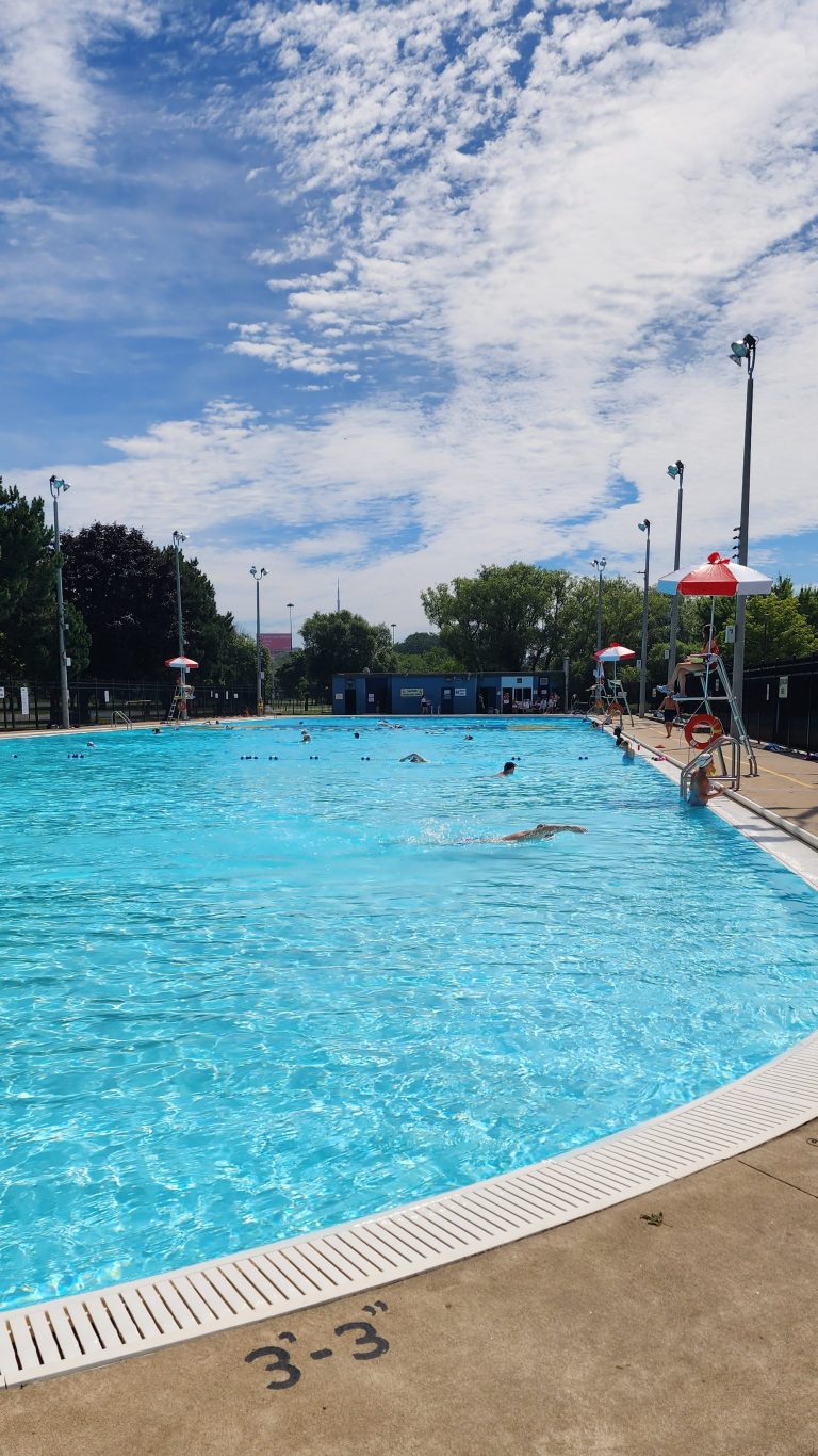 Sunnyside Gus Ryder Pool and Marilyn Bell Park: Toronto, ON, Canada ...